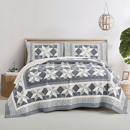 Click here for Laurel Manor Lauren Quilt  One Size  Blue prices