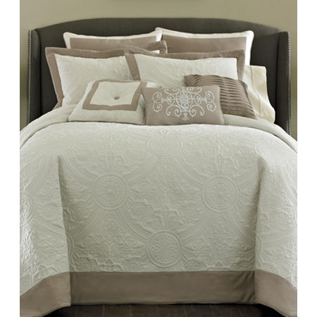 Click here for Vue Bensonhurst Bedspread  One Size  White prices