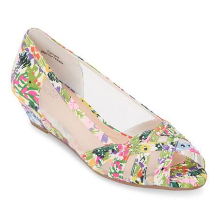 Click here for east 5th Rainley Womens Round Slip-On Shoe  7 Medi... prices
